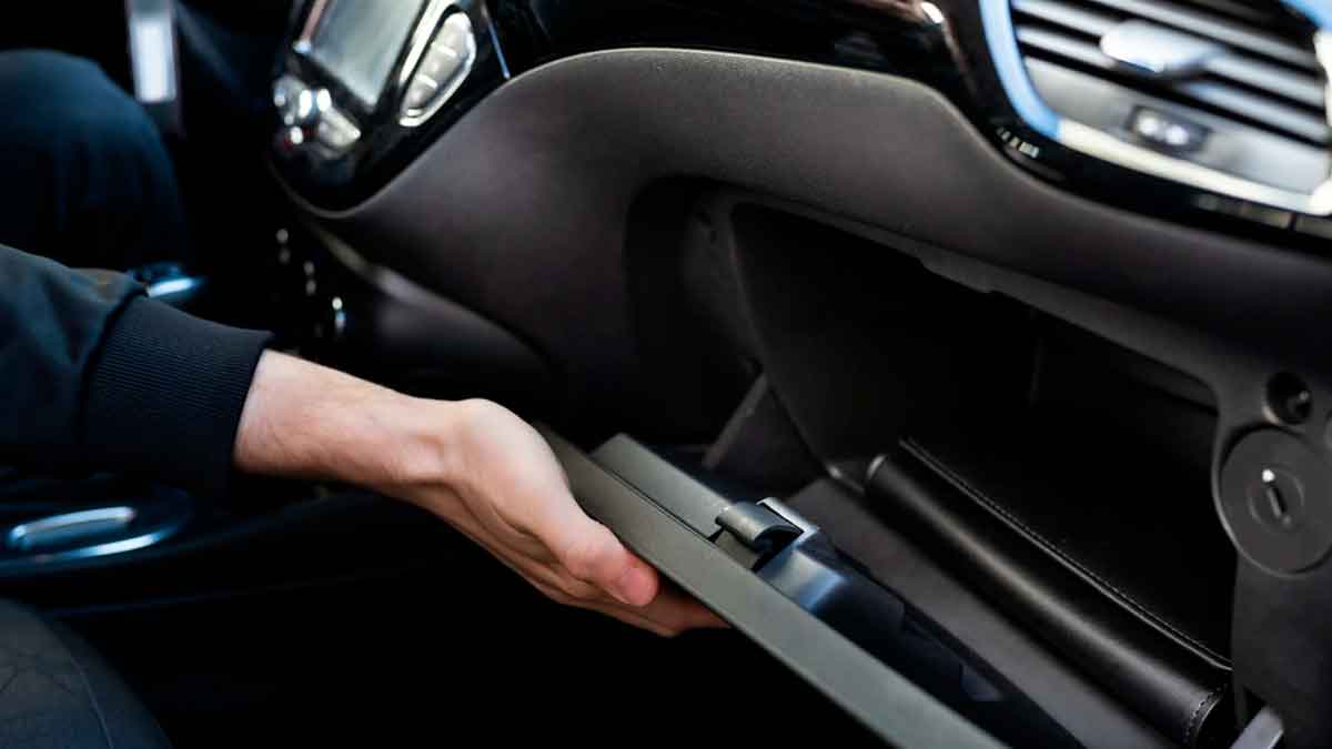 La baliza V16 y otros elementos que debes llevar en el coche en 2026 ...