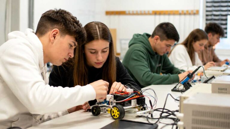 Escolarización de FP en Andalucía: 198.722 plazas y novedades 2026