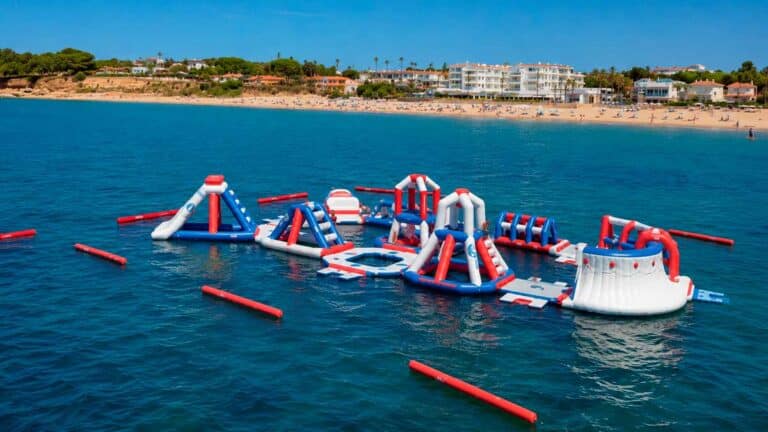 Parque acuático flotante abre en La Barrosa con entrada a 18 euros